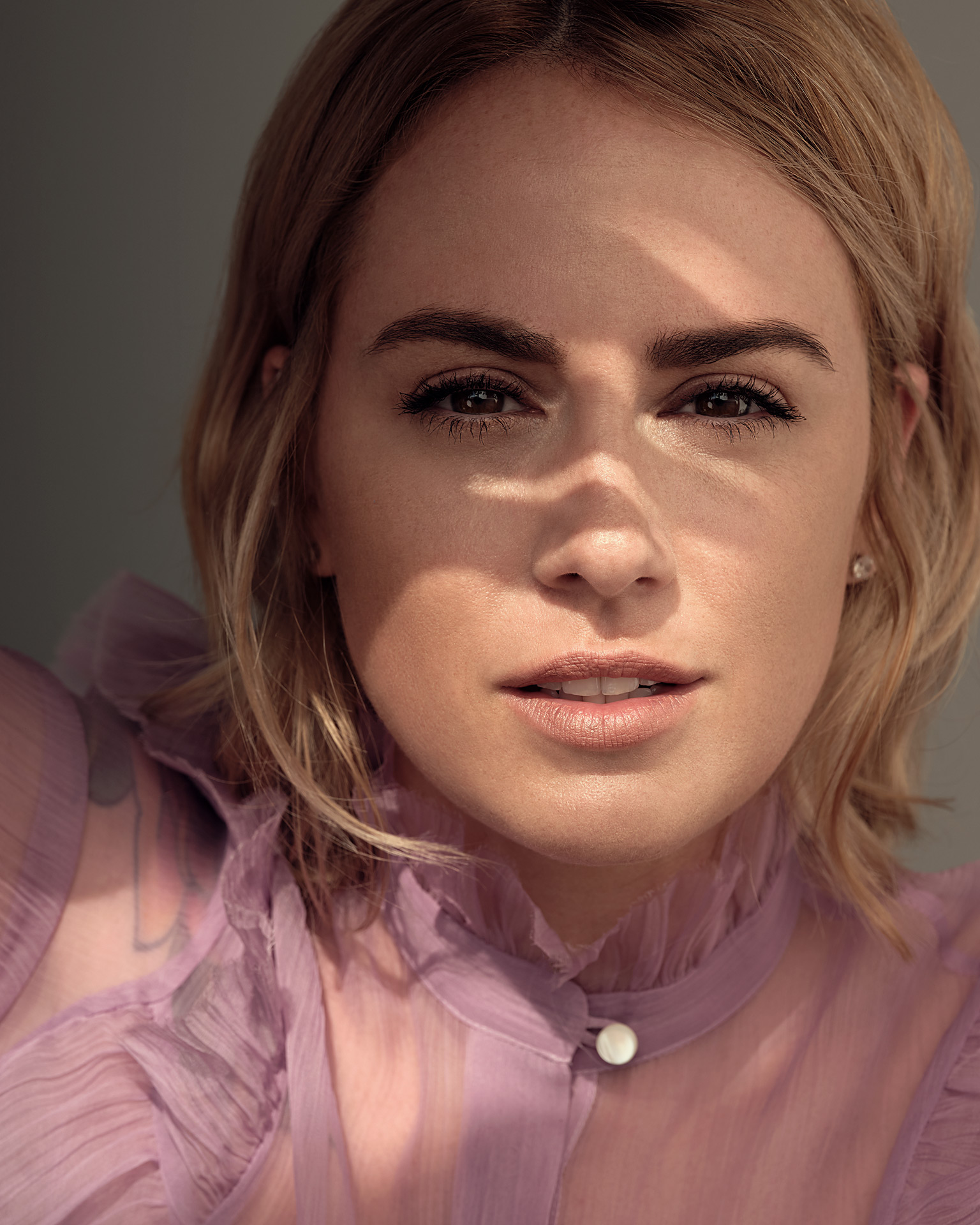 Maxyme G. Delisle photographs Elle Québec - Consulat | Creative ...